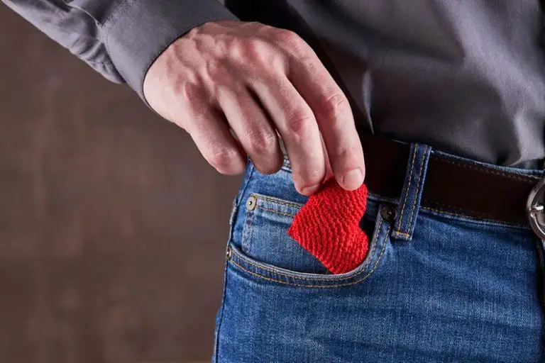 What Is Pocketing? (Signs And Dating Trend Explained) - Luv Fancy